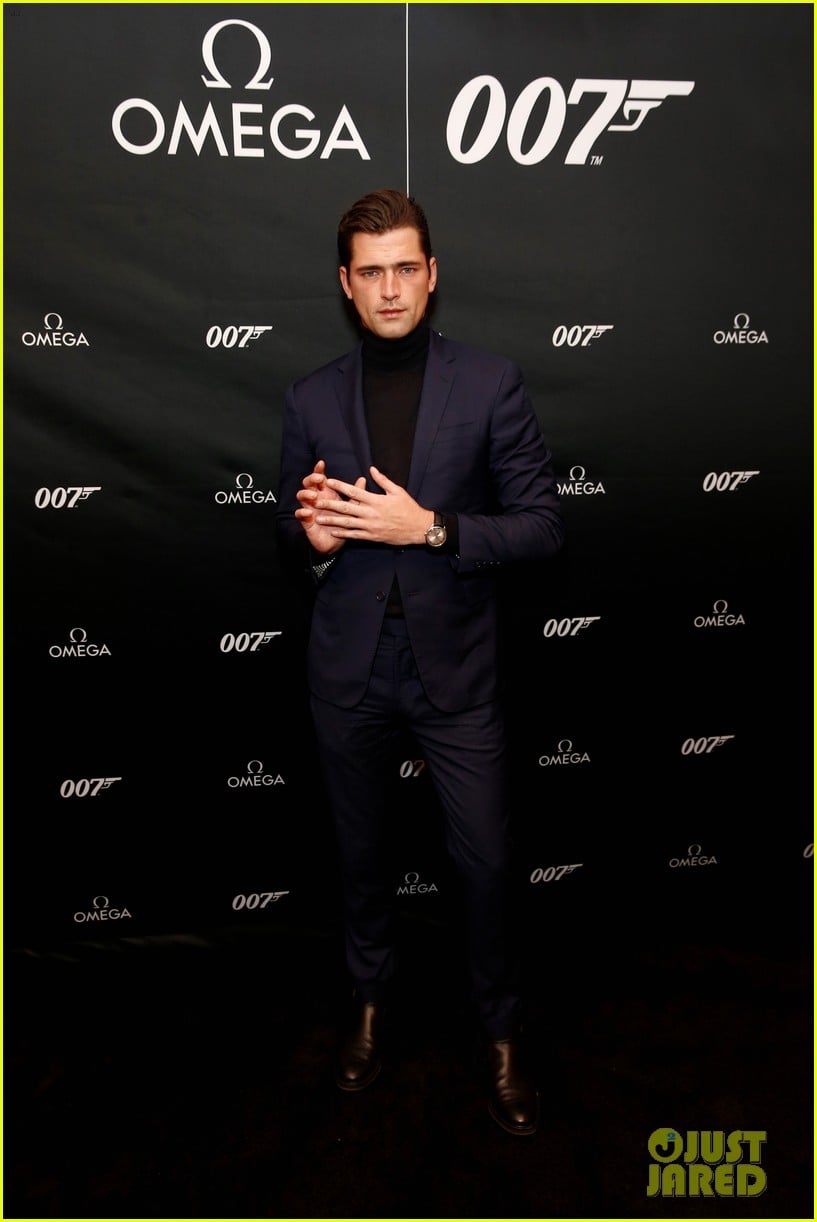 Daniel Craig Unveils Omega's New James Bond Watch!: Photo 4398203 ...