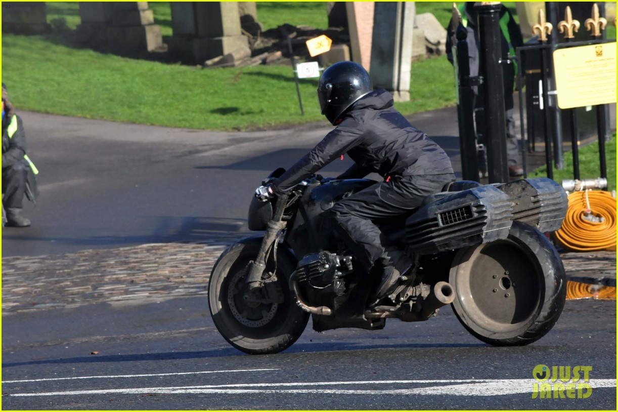 'The Batman' Movie Films Motorcycle Scene - See the Set Pics!: Photo ...