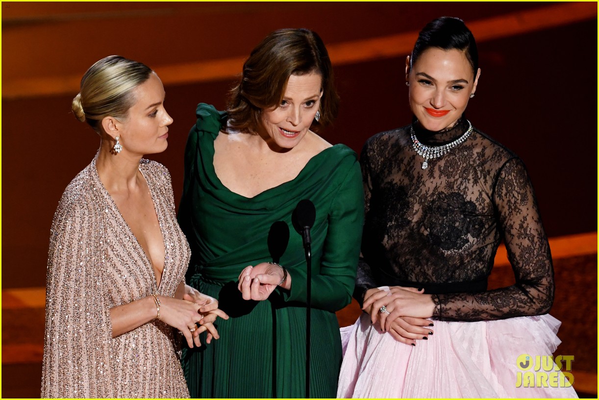 Brie Larson & Gal Gadot Honor Sigourney Weaver at Oscars 2020 for ...