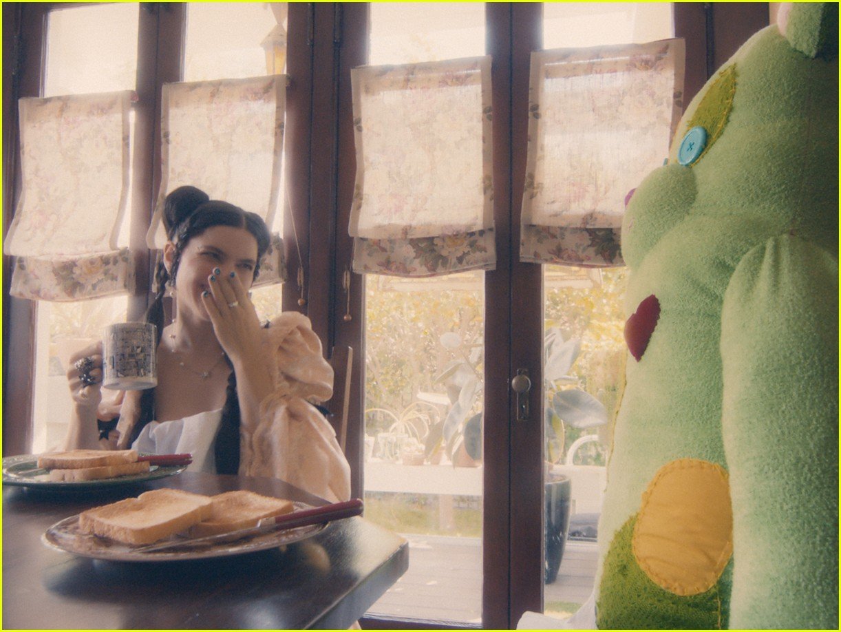 French Singer Soko Announces Third Album 'Feel Feelings,' Drops New ...