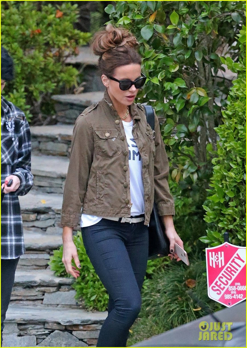 Kate Beckinsale & Goody Grace Walk Arm-in-Arm to Grab Groceries: Photo ...