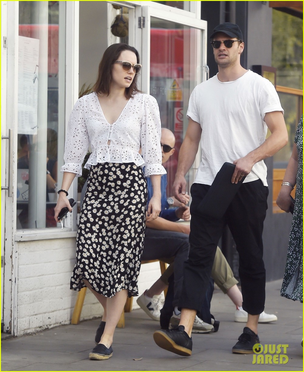 Daisy Ridley & Tom Bateman Continue To Fuel Marriage Rumors By Wearing ...