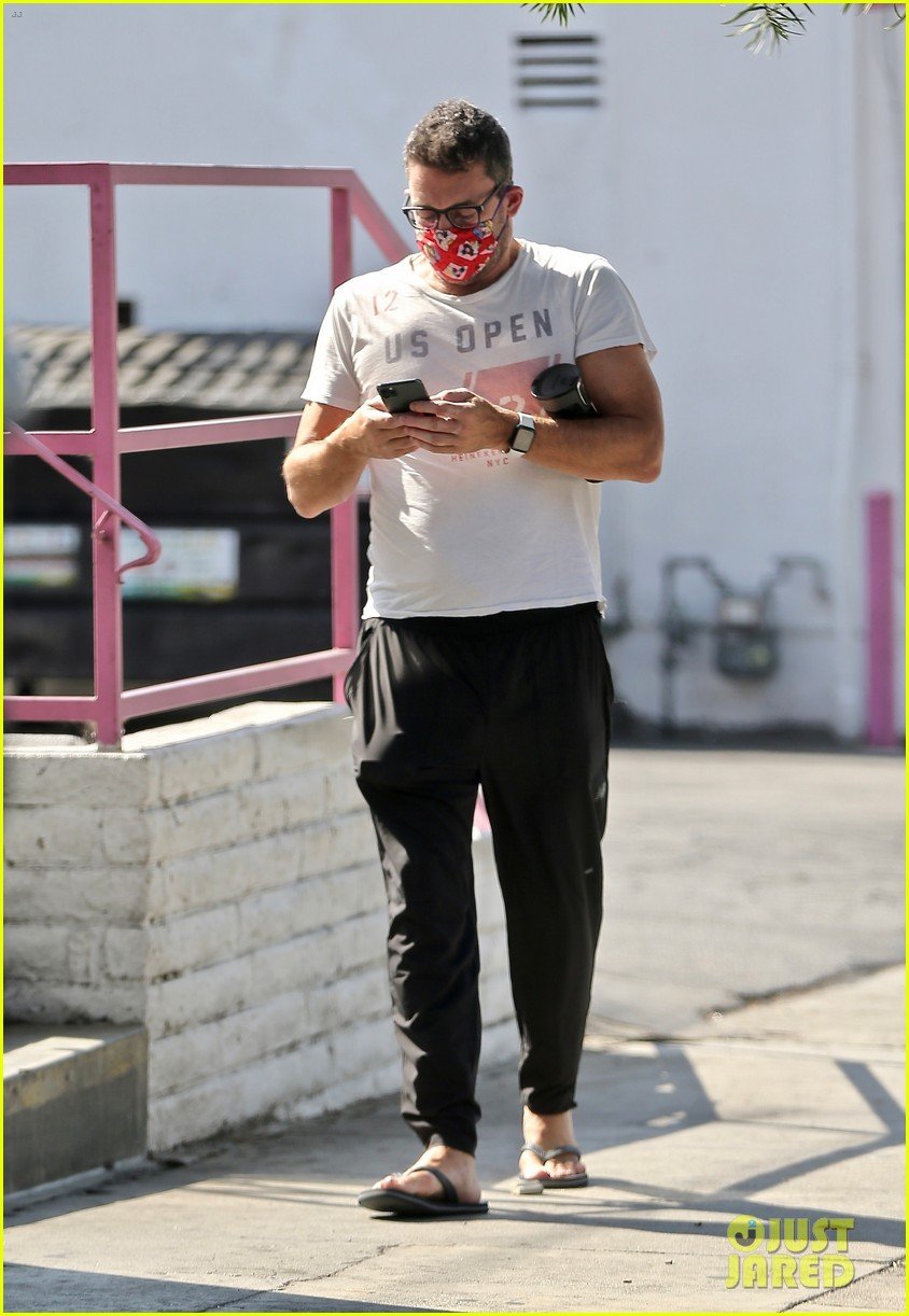 Jon Hamm Shows Off Buff Biceps Heading to Studio in L.A.: Photo 4480278 ...