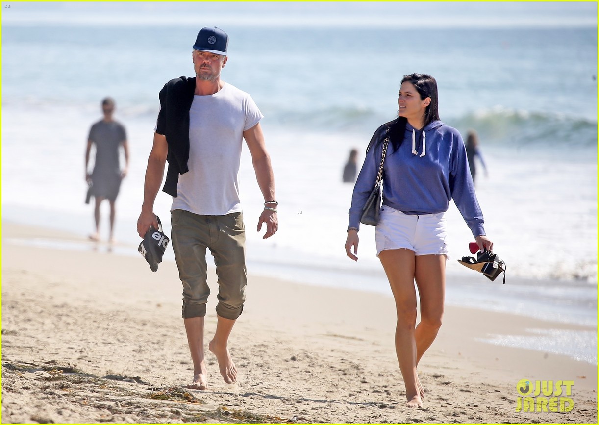 Josh Duhamel Goes for Romantic Stroll on the Beach with Girlfriend ...