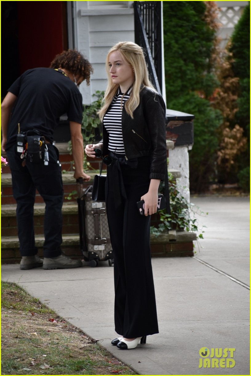 Julia Garner Gets Into Character as Anna Delvey for 'Inventing Anna' TV ...