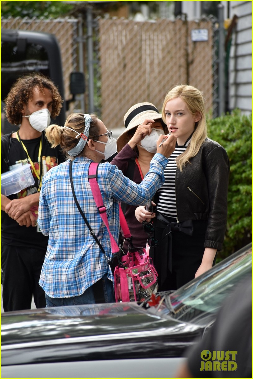 Julia Garner Gets Into Character as Anna Delvey for 'Inventing Anna' TV ...