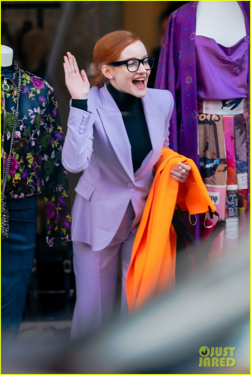 Julia Garner Rocks Bright Red Hair For 'Inventing Anna' Scenes in NYC ...