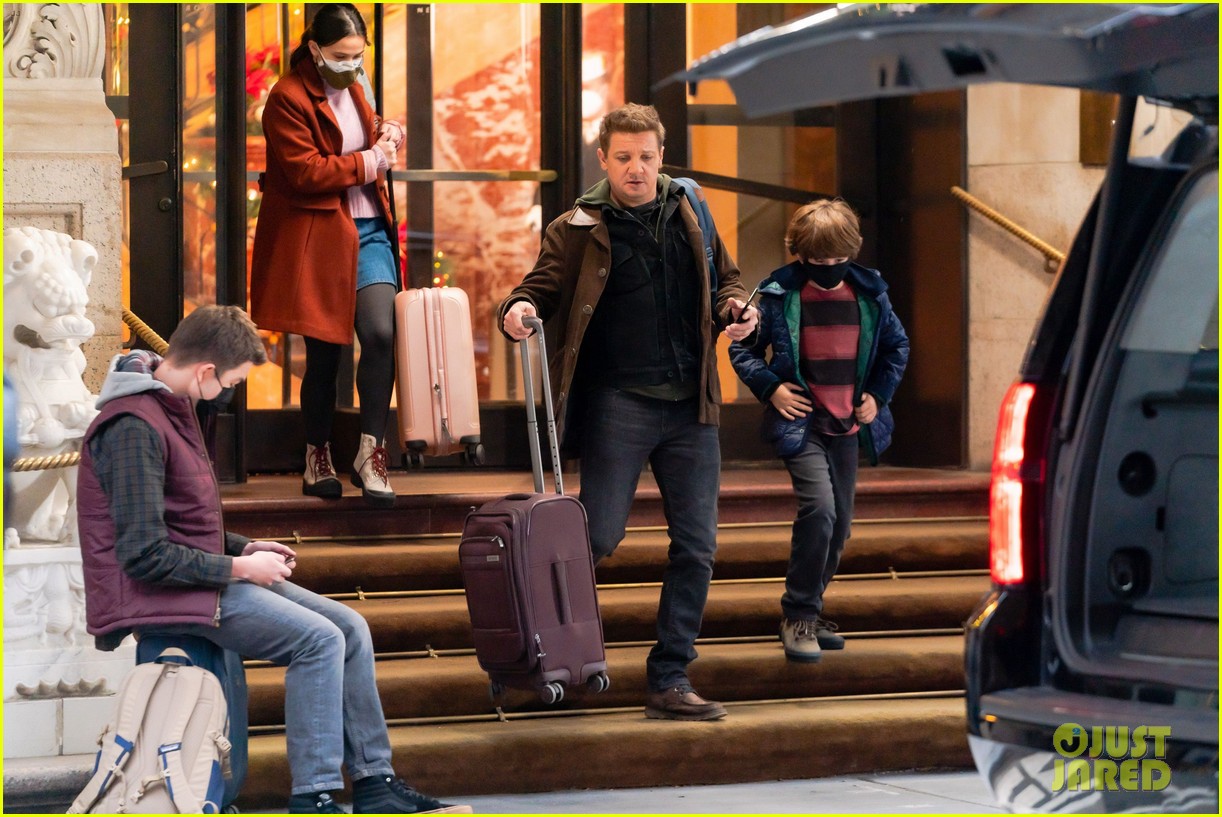 Jeremy Renner Films 'Hawkeye' Scenes, Seemingly with Clint Barton's ...