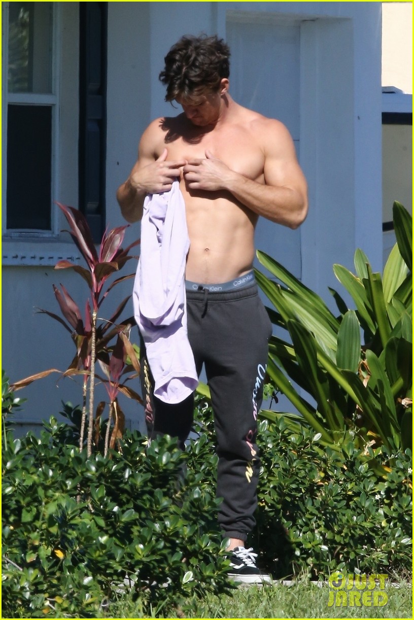 Tyler Cameron Flaunts His Buff Body Shirtless in Miami: Photo 4506740 ...