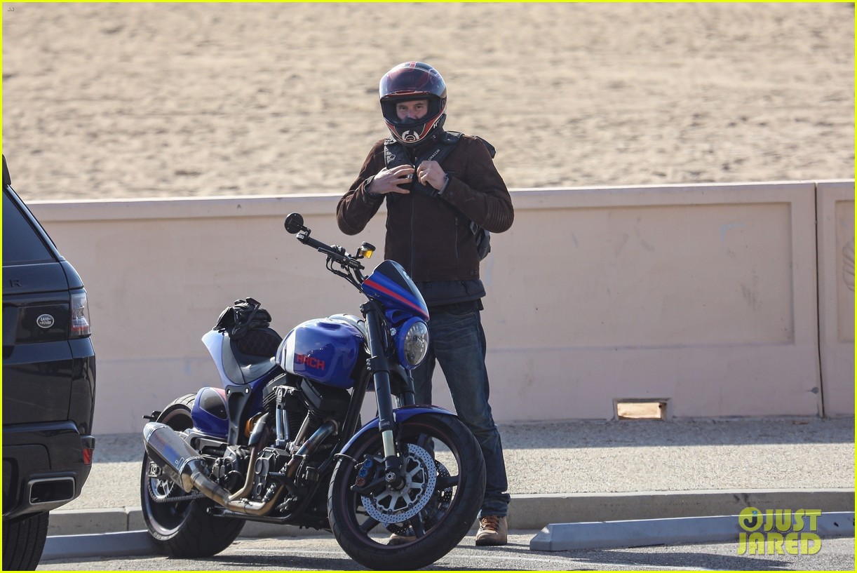 Keanu Reeves Looks Fit Shirtless at the Beach in Malibu: Photo 4514889 ...