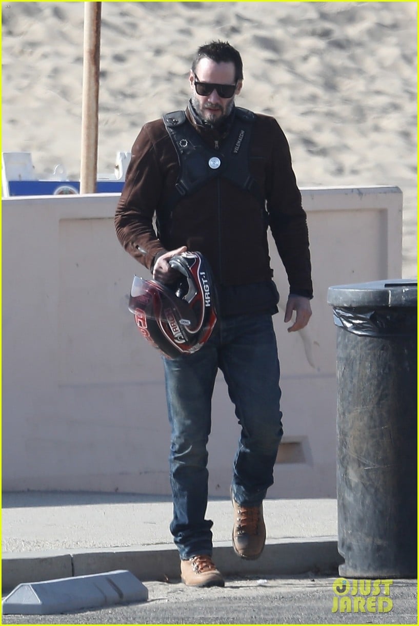 Keanu Reeves Looks Fit Shirtless at the Beach in Malibu: Photo 4514939 ...