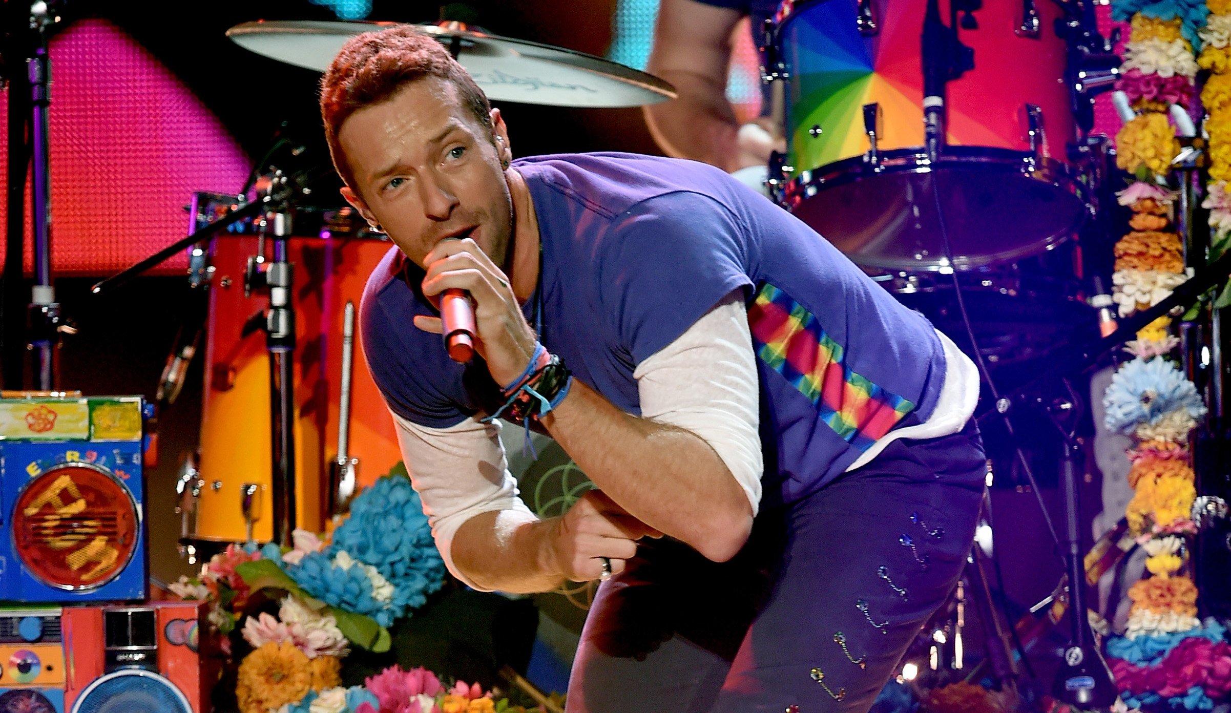 Coldplay Performs at AMAs 2015 with a Group of Dancing Gorillas – Watch ...
