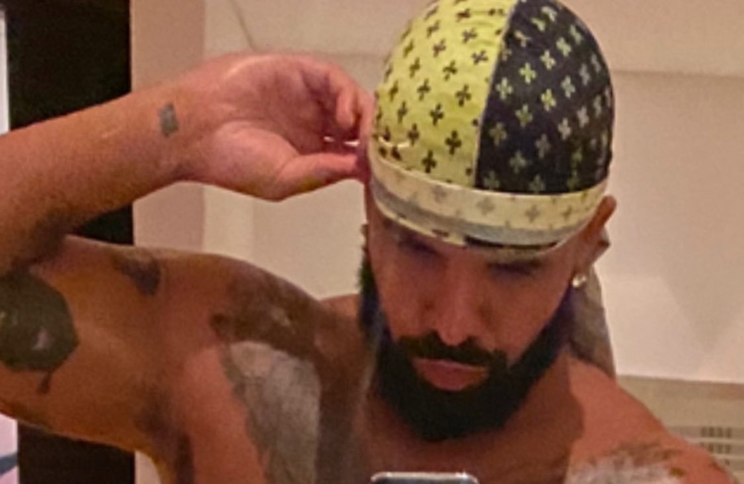 Drake Shows Off His Abs in Shirtless Selfie! | Drake, Shirtless : Just ...